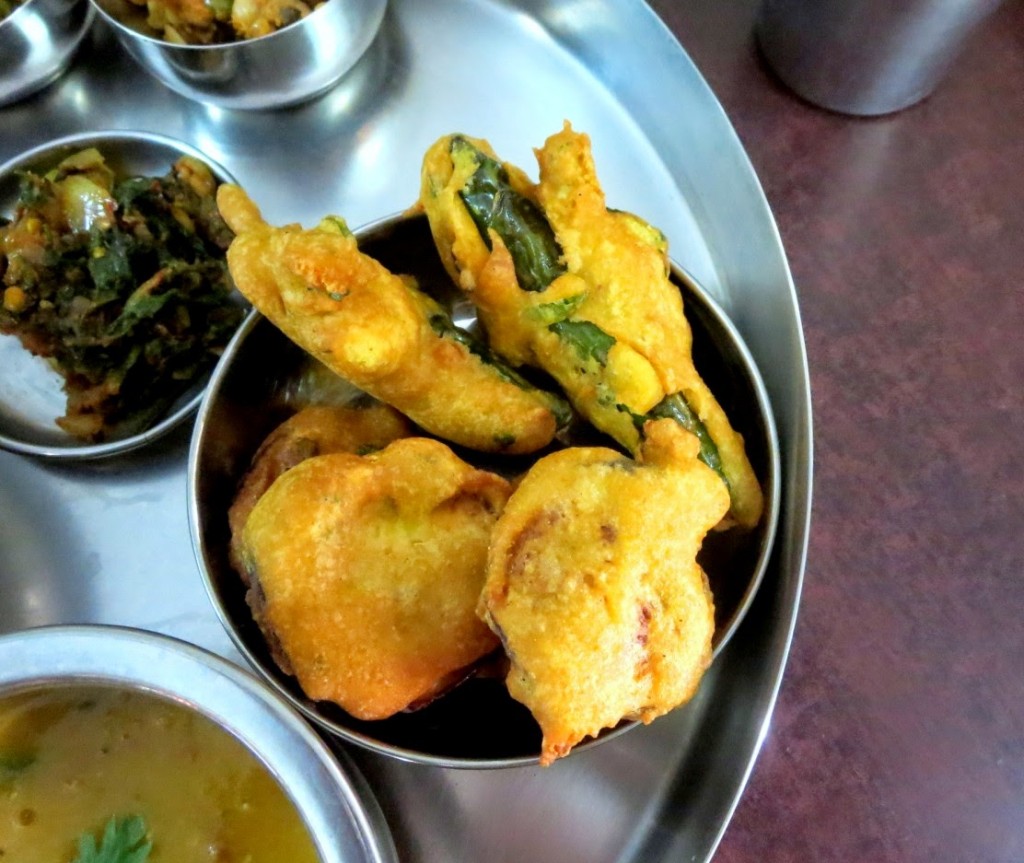 Baingan Pakora Recipe | How to make Brinjal Bajjis / Pakoras